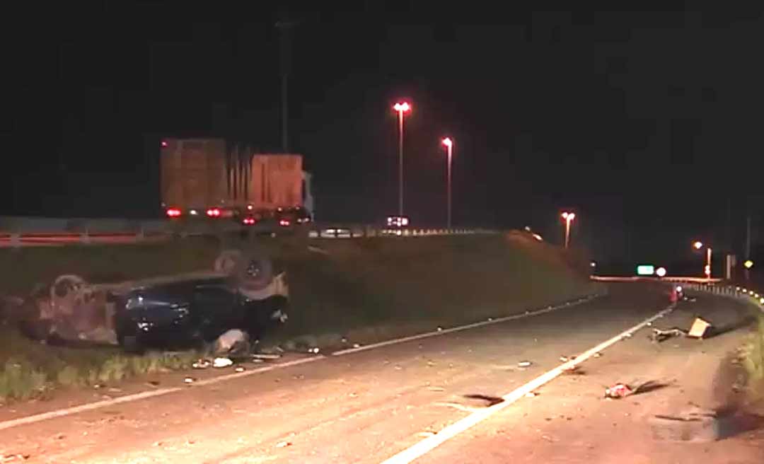 Passageira sobrevive a capotamento, sai do carro e morre atropelada