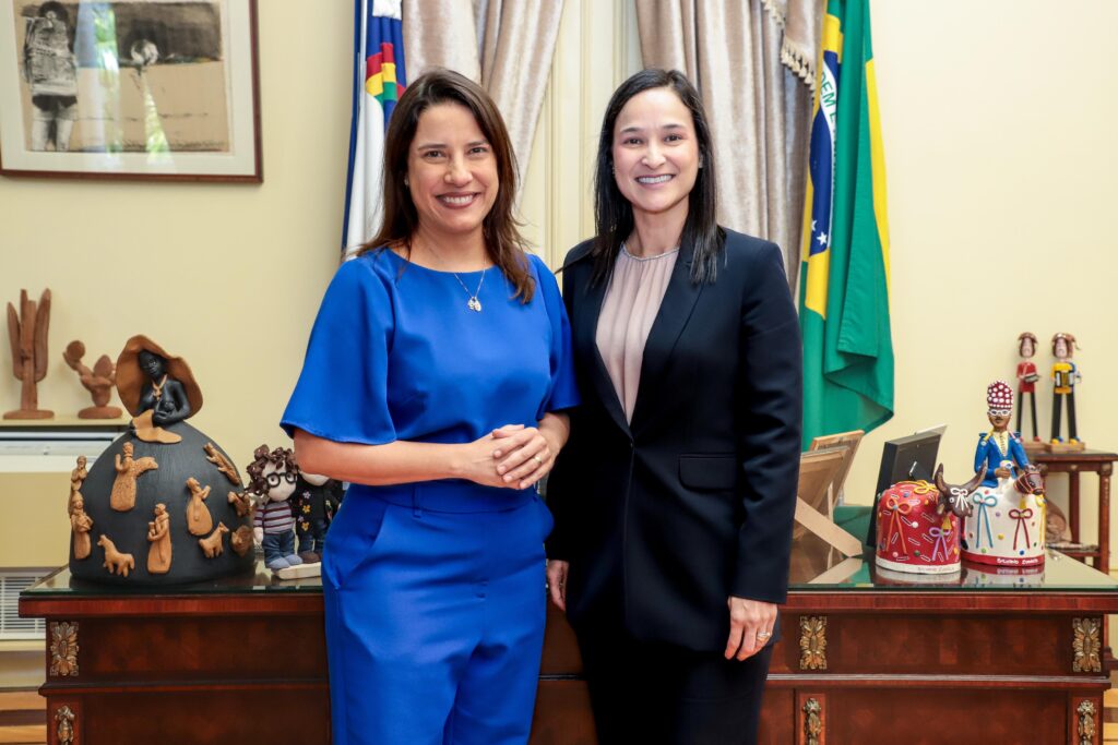 Ingrid entrega convite para cerimônia de posse à Raquel